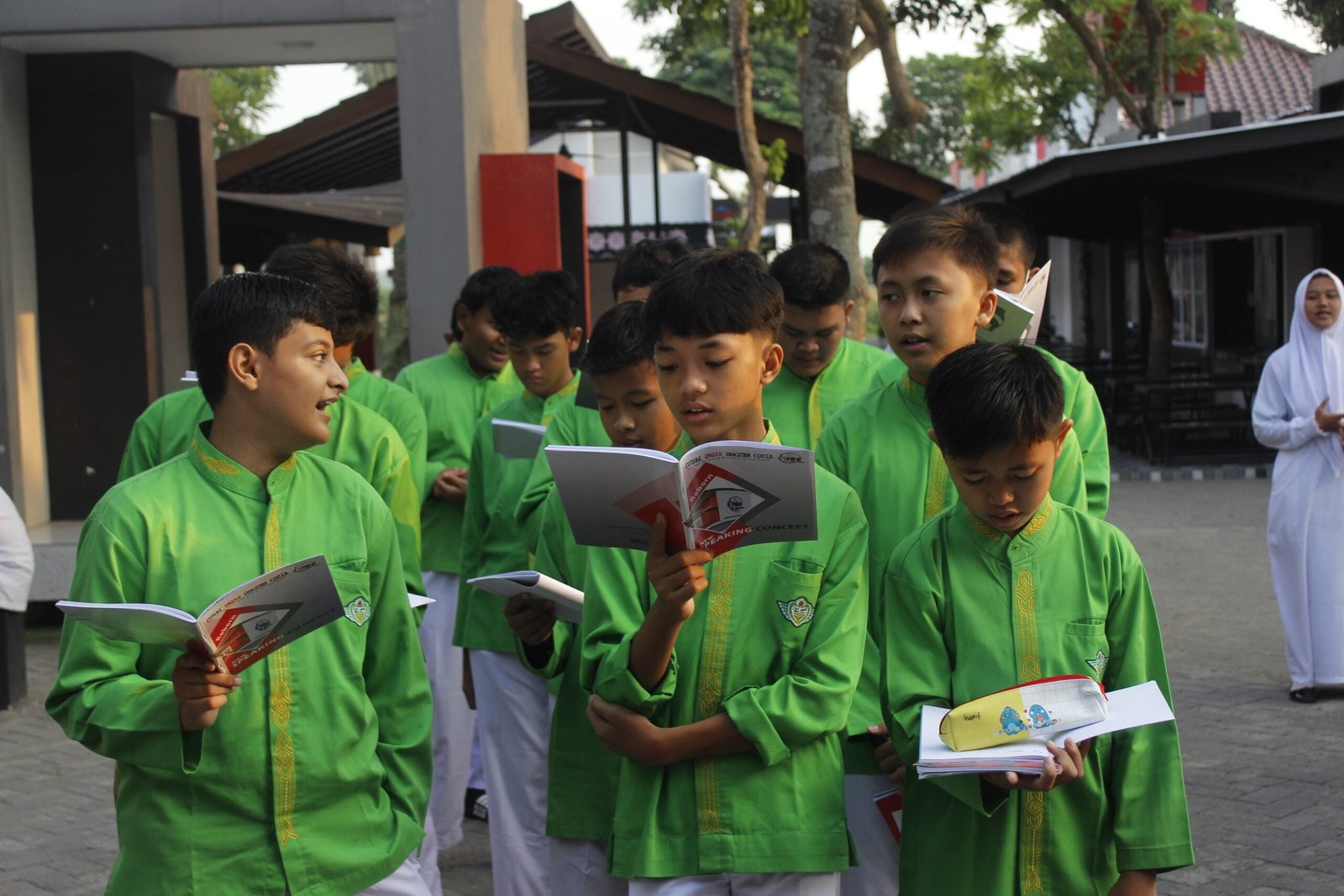 SMP Al-Irsyad Al-Islamiyah Cirebon Follow Up English Skill For Student ...